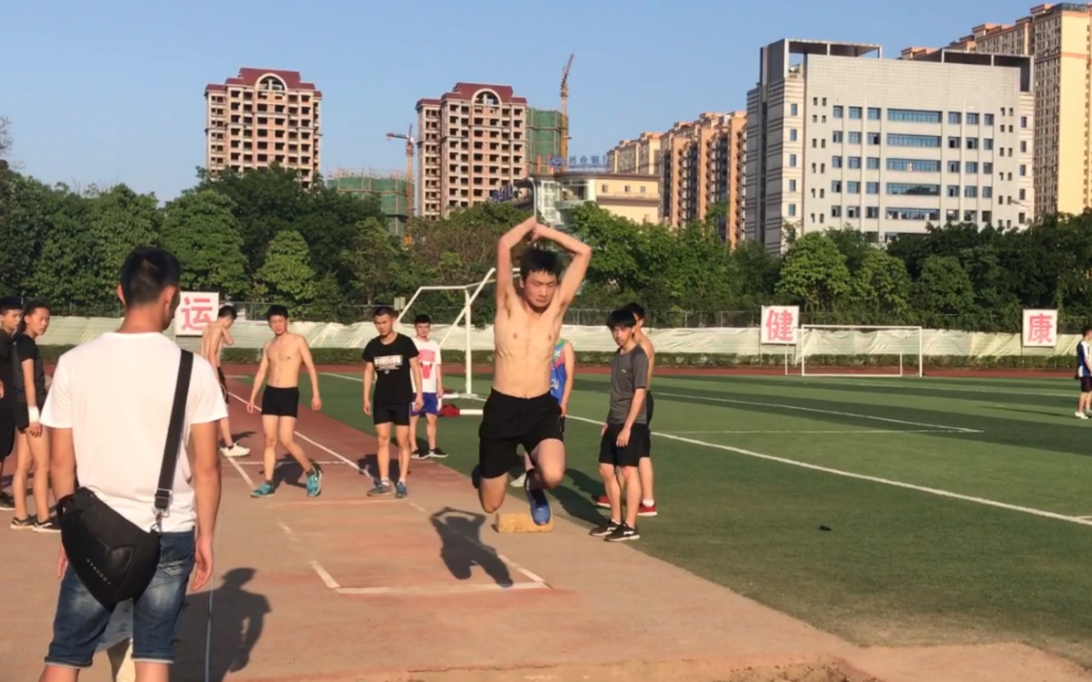 体育生立定三级跳远练习