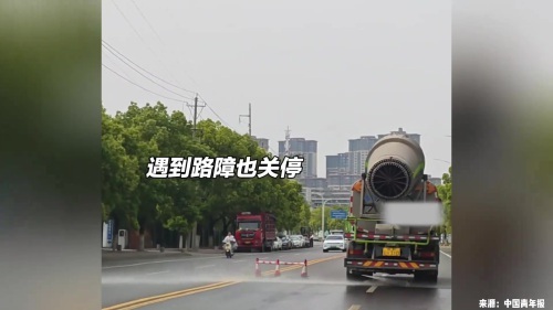 洒水车"丝滑关水",给行人满满温柔