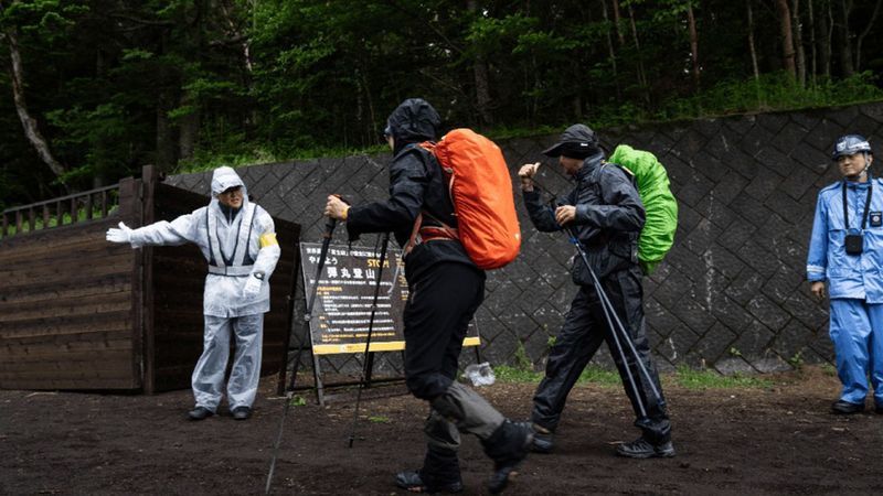 为减少富士山碳足迹,日本取消本国轻轨计划,拟用中国无轨电车接送游客