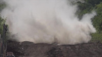雷管爆破地面是什么画面?壮观无比堪比窜地鼠