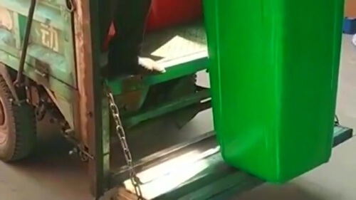 大爷简单几下,就把三轮车改造成自动垃圾车,民间出高手啊!