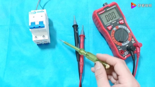 干了20年电工,今天才知道,万用表也能区分火线和零线,太实用了