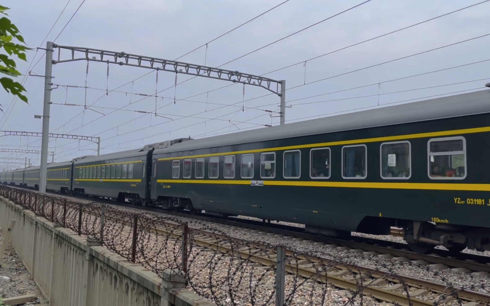 Z286次列车通过邯郸南