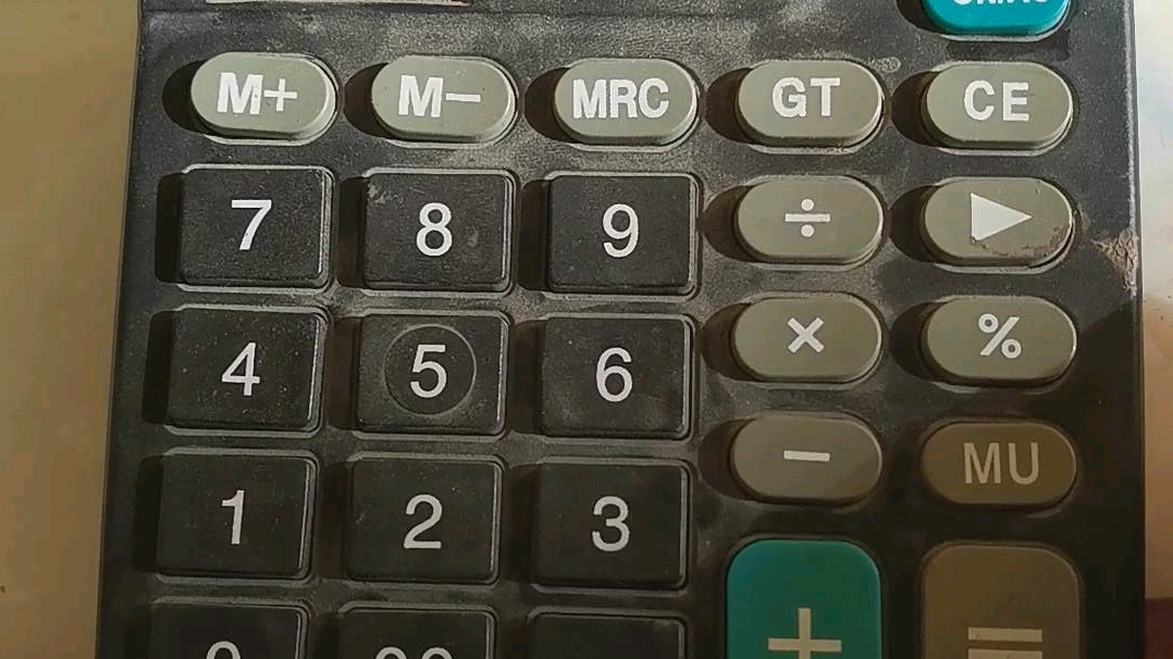 咋回事?灵异事件吗 计算器没有电池也可以用?