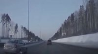 汽车>歹心作怪-两前车互超斗气拐堵撞车毁(超清)