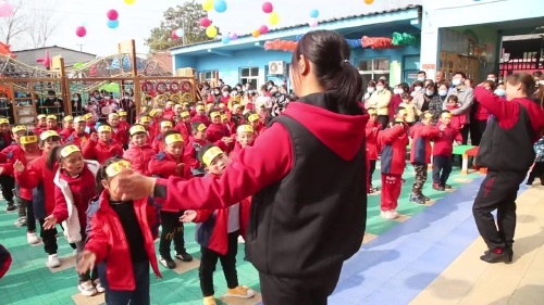 幼儿园律动舞蹈《加油鸭》,大中小班孩子表演,天天锻炼身体好