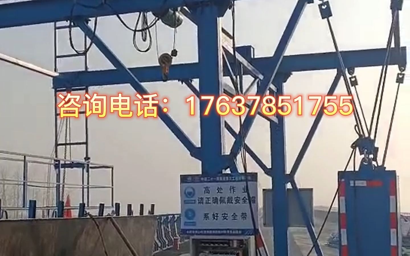 防撞护栏模板安装施工作业台车,专门用于防撞墙模板安装和拆卸的...