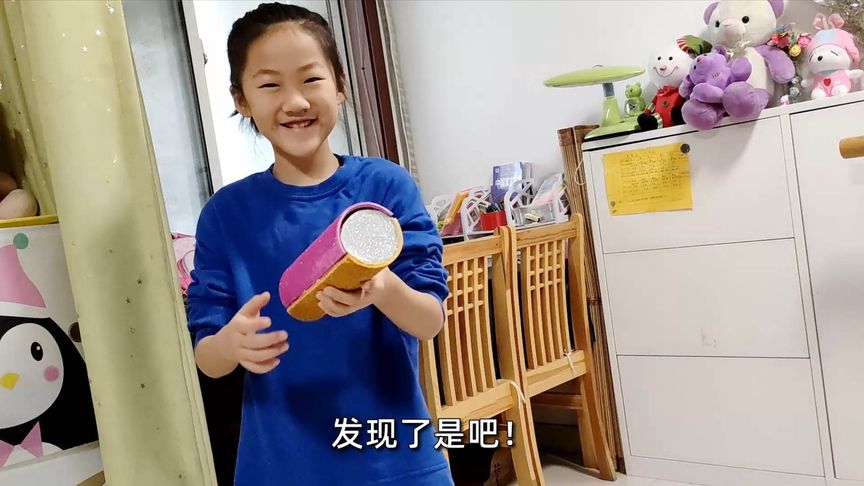 女儿在睡觉,妈妈用薯片盒,做网红文具盒,做完了偷偷放到书桌上