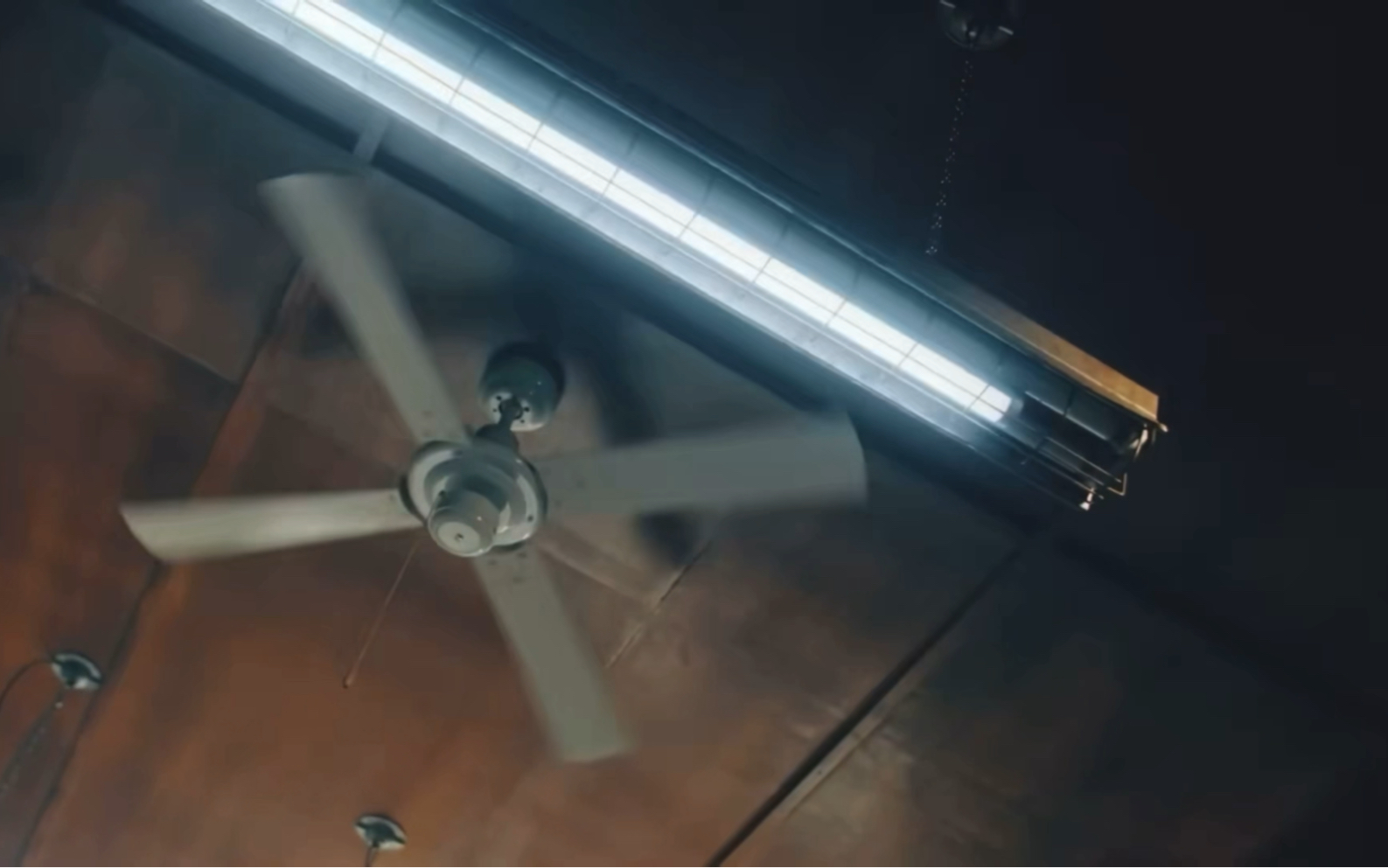 空镜素材分享|复古/青春 照片墙 涂鸦画画 玩偶兔子耳机 dv相机放电池 ...