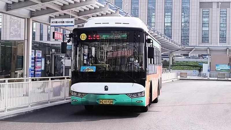 欢迎乘坐K15路公交车,本车由火车站换乘中心开往山重建机
