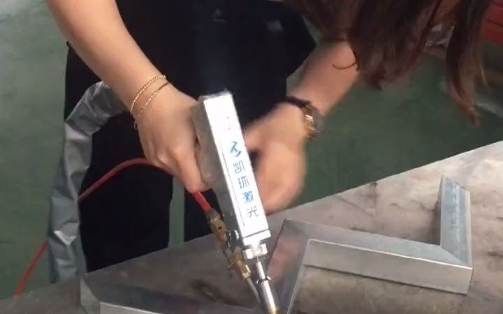 ...焊缝平整,减少后期打磨成本,提高了生产速度,焊接,热门,手持激光焊接...