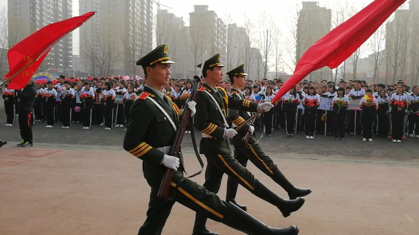 运动会的创意入场式,学生们表演的太精彩了,正步踢得帅吗?