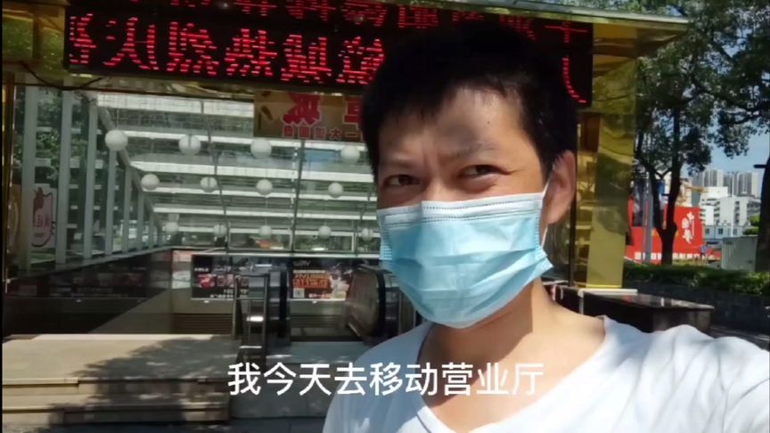乡村小伙进城办理电信业务,前面还是19人排队,途经两排娃娃机