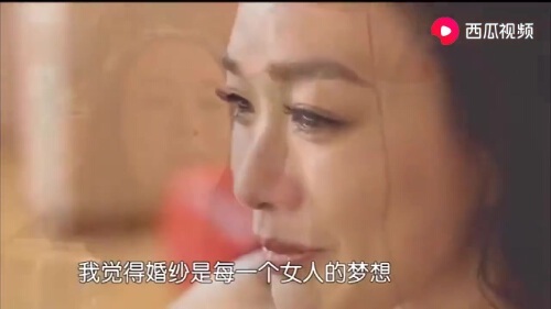 看到换上婚纱照的钟丽缇,张伦硕马上就被迷住了,赶紧上前拥抱