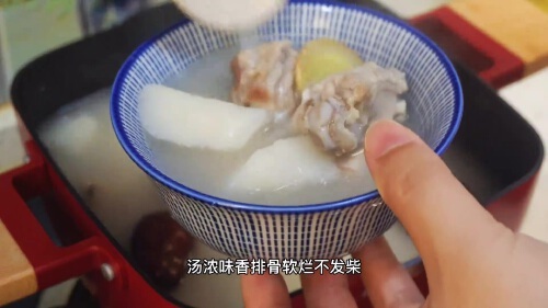 炖排骨汤,排骨不要直接炖,诀窍告诉你,汤白味鲜,好喝没腥味