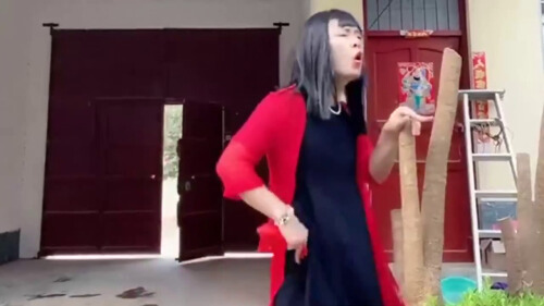 小伙男扮女装学跳舞,当他跳的正投入,老爸突然出现在眼前!