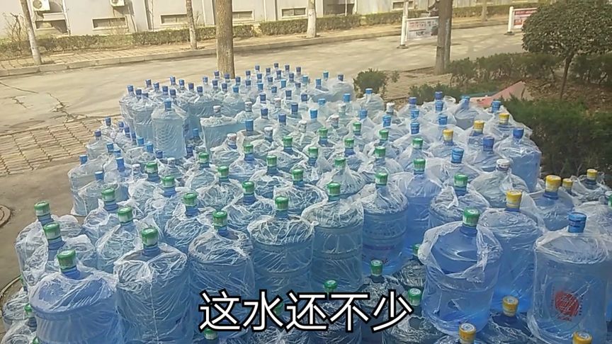 实拍疫情期间山东淄博生活区的现状,桶装饮用水供应很足