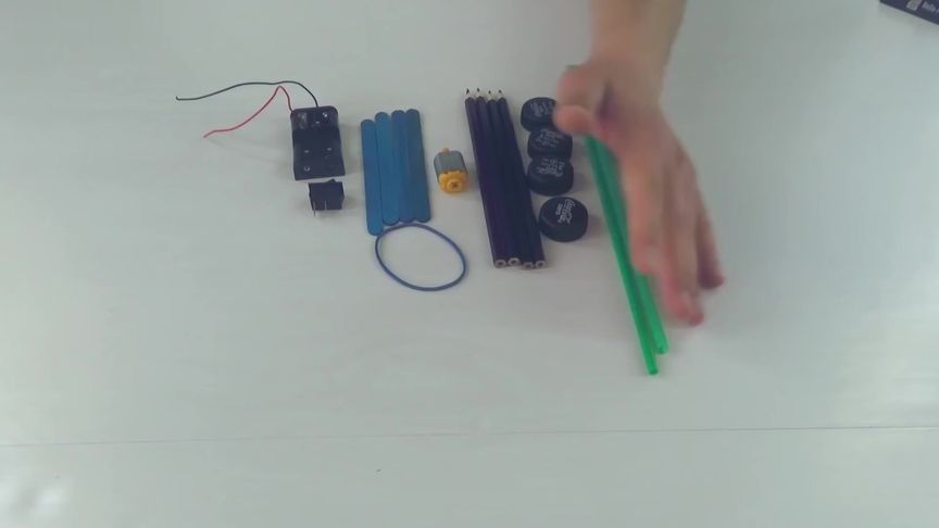 如何用铅笔、小马达、瓶盖制作简单的汽车玩具
