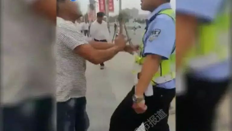 扇耳光、掐脖子,郑州交警执勤时当街打人?官方回应:协警…