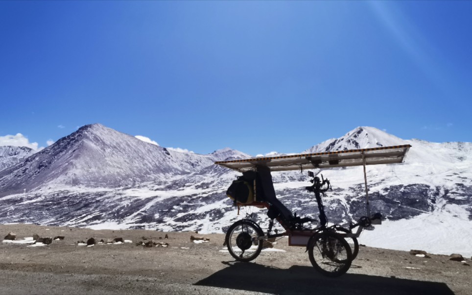 这辆自行车真是穷游神器,车顶带太阳能板,轻松爬上4658米的大山