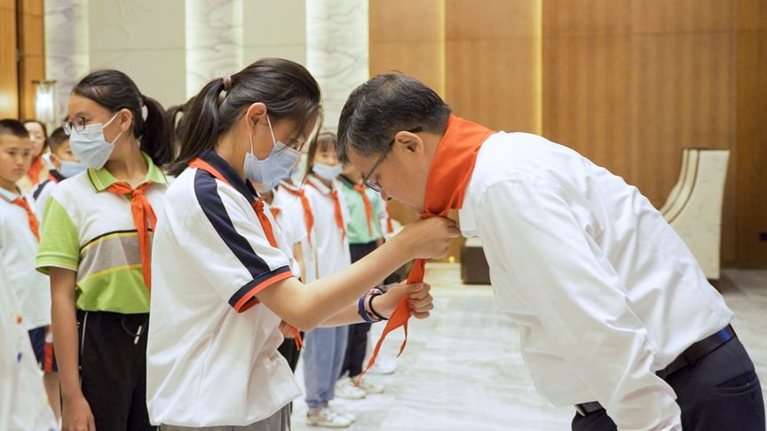 我市欢送参加省第八次少代会代表,李雄斌出席欢送仪式。 #新青年