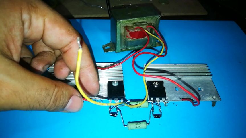 9至220伏逆变器电路,带2N3055通用驱动器电路