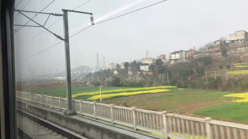 西安北-成都东D1911次动车组进广元站