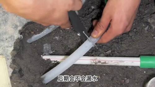 水电工把地暖管打漏水了,他偷偷的自己这样修,你看行不行?
