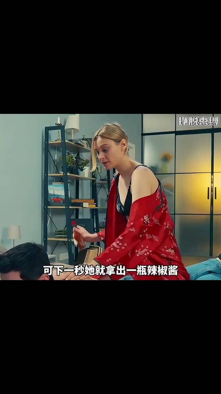 女人趁丈夫不注意,竟将二维码贴在他的后背