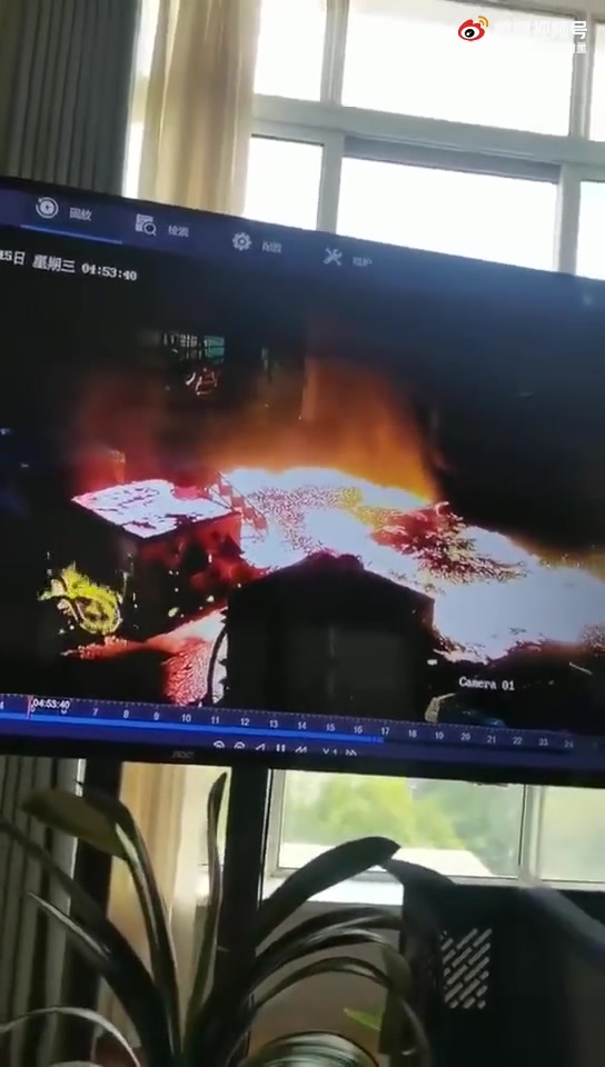 国内一铸造厂的事故,由于操作失误,导致一罐铁水浇到外面!