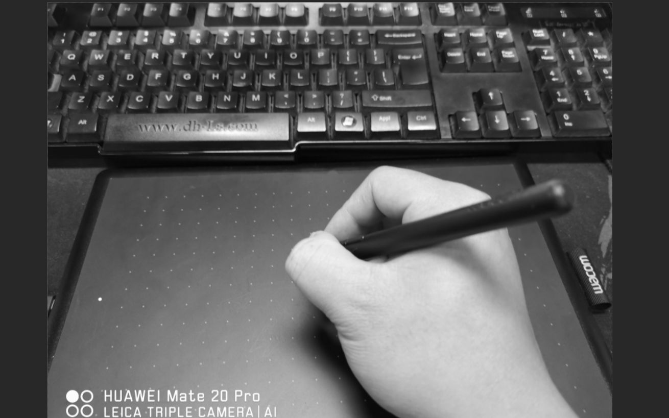 插上数位板,然后开始一节课的线条练习,我们互相折磨到白头~