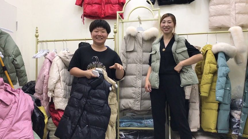 百元白鸭绒羽绒服摆地摊,实体老板教你怎么挑选,记住这点不入坑