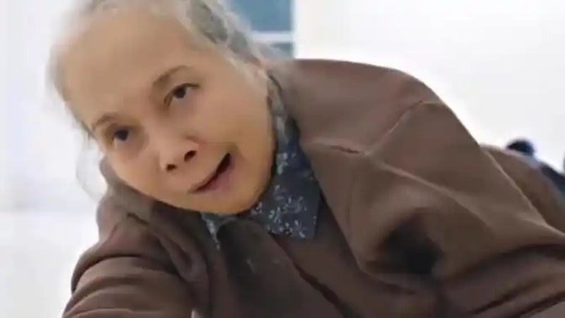 瘫痪老人被锁在家里整整一天,而保姆却打扮的漂漂亮亮跑出去约会