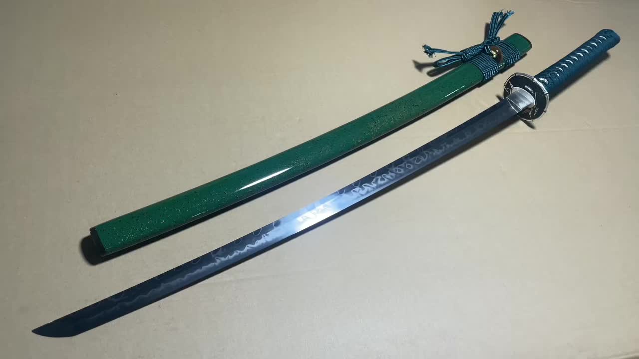 ...每一把的刃纹手工研磨真横手,刀装为黄铜溜金;刀柄贴珍珠鱼皮,实木...