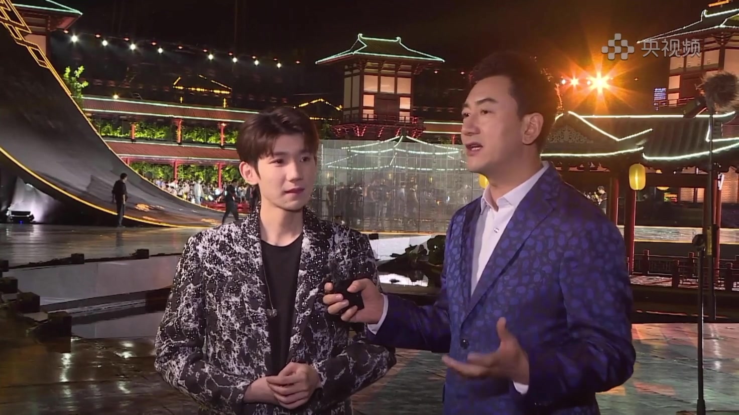 探班秋晚直播特辑 王源采访完整版