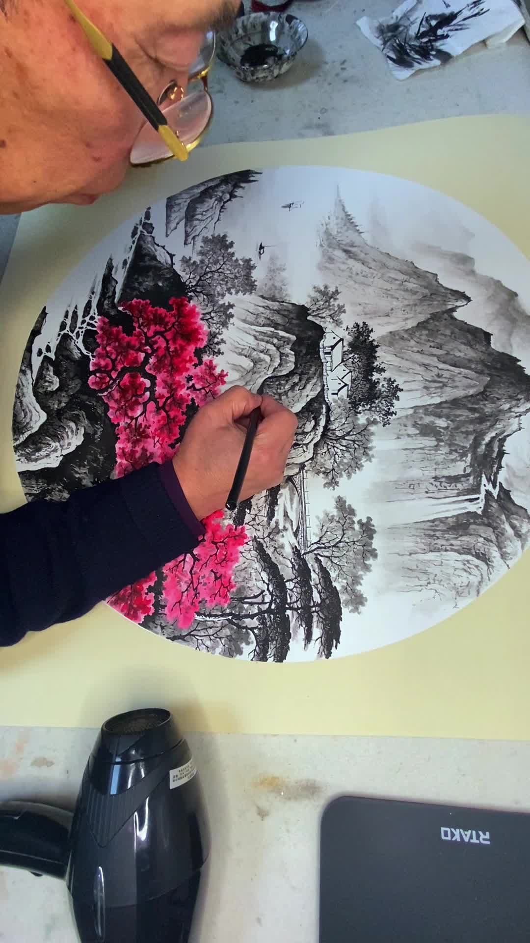 原创写意彩墨山水国画,装饰环境,提升品味。 以清晰的线条勾勒出山石...