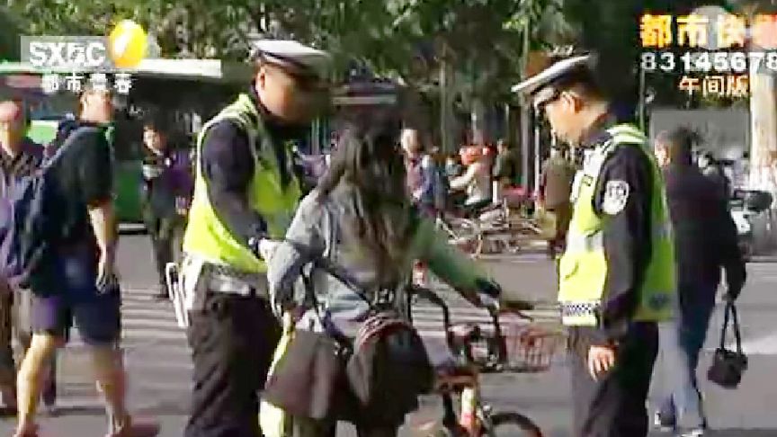 骑单车被拦 女孩反问交警:骑自行车为啥不能逆行?