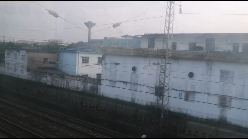 K1029次列车通过向塘机务段爬坡拐大弯