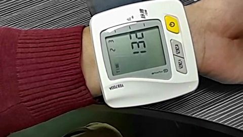 鱼跃YE8700A腕式电子血压计使用视频