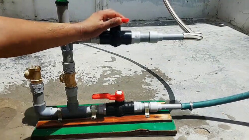 仅用一些PVC管件就制作出一款抽水装置,制作简单,非常实用