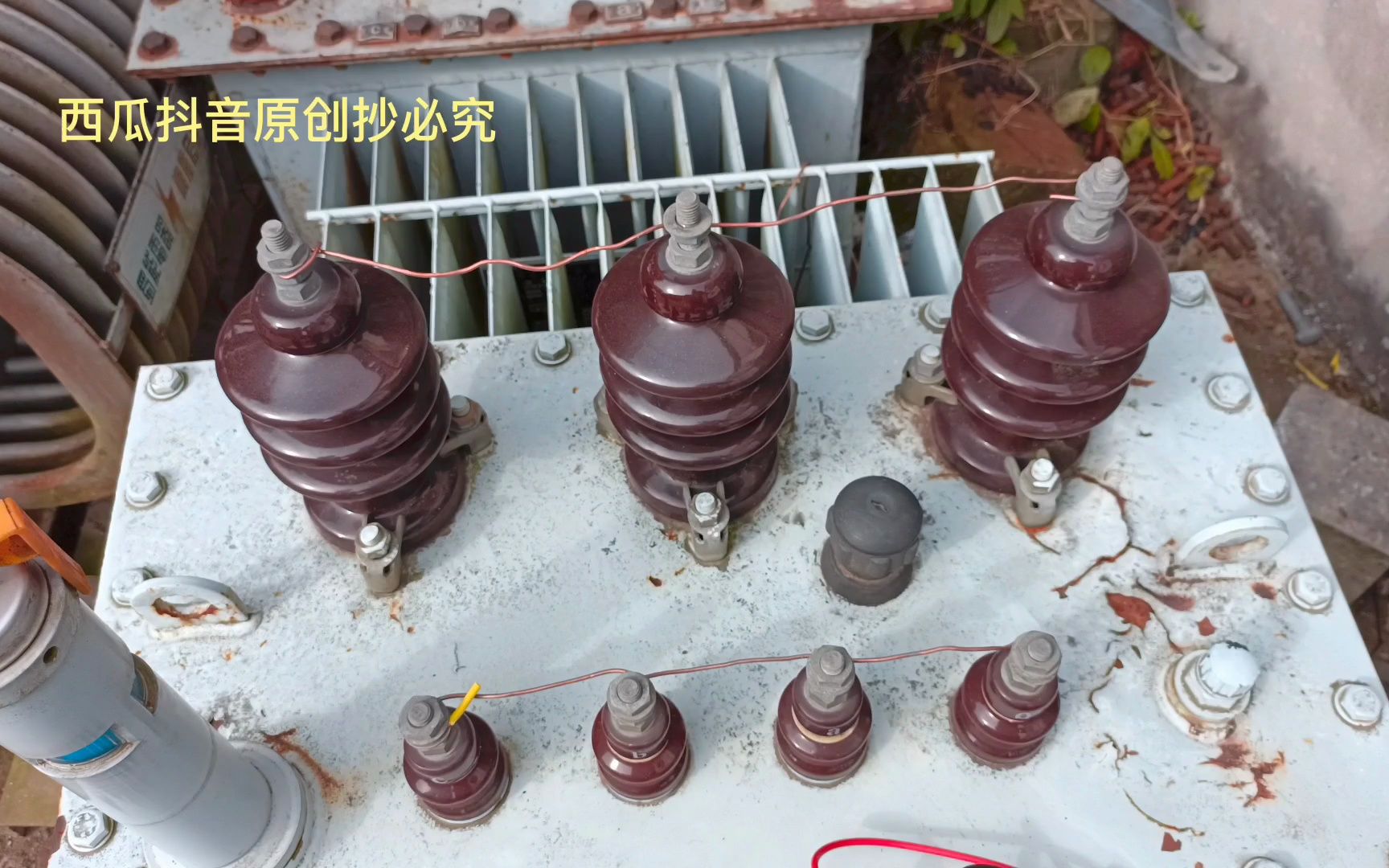 摇测变压器绕组绝缘时,先将高压端和低压端分别短接,再进行。