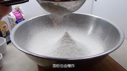 面粉也会"爆炸"?将面粉撒在蜡烛,神奇现象发生了!