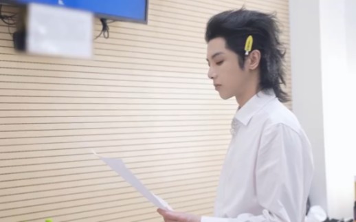 【华晨宇】王牌vlog后台研究鸟巢歌单!第二期是补录到六点才结束,...