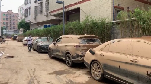 广州水灾五天后的地下车库前,整得跟“文物”刚出土似的