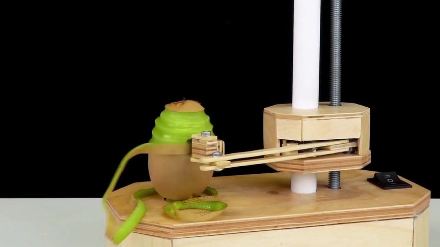 吃货们看过来,DIY自动水果刀,5秒就可以削好一个水果。超实用。