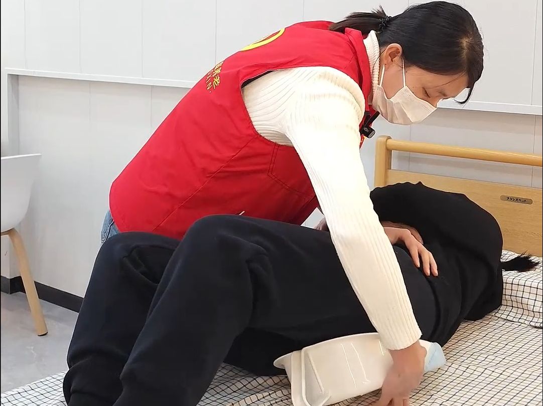 如何正确协助卧床老人使用便盆