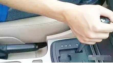 手动挡汽车遇到堵车,走走停停的怎么操作?