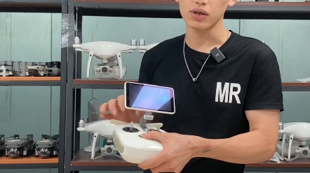 大疆精灵4系列无人机支持普通遥控器跟带屏控