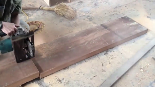 两千块定制一款家具,全身实木打造,客户看见做工后多给一千小费