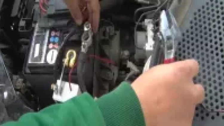 遥控器款汽车防亏电保护器安装视频负极安装